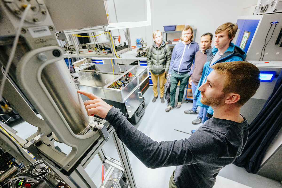 Lab tour on World Quantum Day | Mesoskopische Quantenoptik